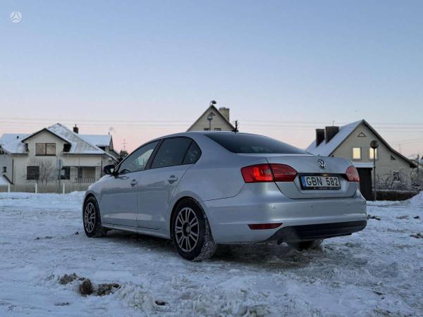 Pelēks Volkswagen Jetta 2012 Alīta, ar dzinēja tilpumu 1.60 L un nobraukumu 270 tūkst. km par 3700 €, foto 9 vietnē AUTOMOTO.COM.LV
