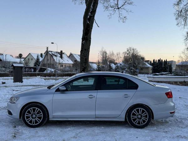 Pelēks Volkswagen Jetta 2012 Alīta, ar dzinēja tilpumu 1.60 L un nobraukumu 270 tūkst. km par 3700 €, foto 10 vietnē AUTOMOTO.COM.LV