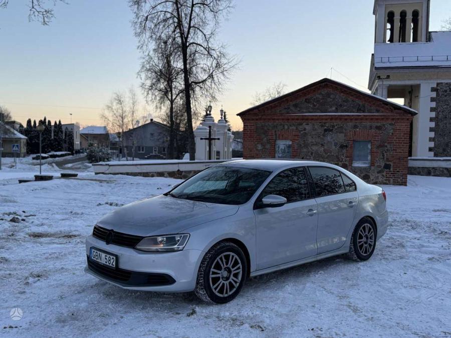 Grey Volkswagen Jetta 2012 in Alytus, with an engine capacity of 1.60 L and mileage of 270 thousand km for 3700 €, photo 11 on AUTOMOTO.COM.LV