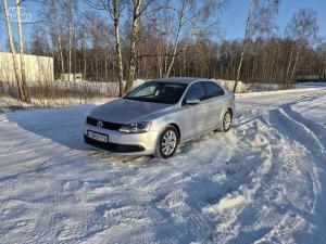 Pelēks Volkswagen Jetta 2012 Kauņa, ar dzinēja tilpumu 1.20 L un nobraukumu 148 tūkst. km par 3700 €, foto 3 vietnē AUTOMOTO.COM.LV