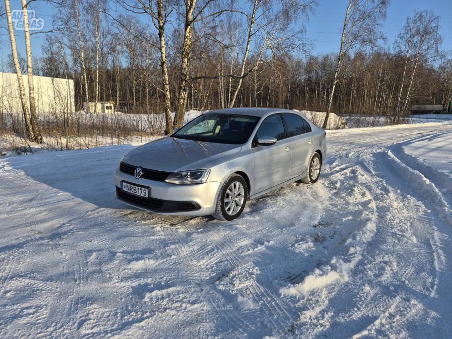 Pelēks Volkswagen Jetta 2012 Kauņa, ar dzinēja tilpumu 1.20 L un nobraukumu 148 tūkst. km par 3700 €, foto 3 vietnē AUTOMOTO.COM.LV