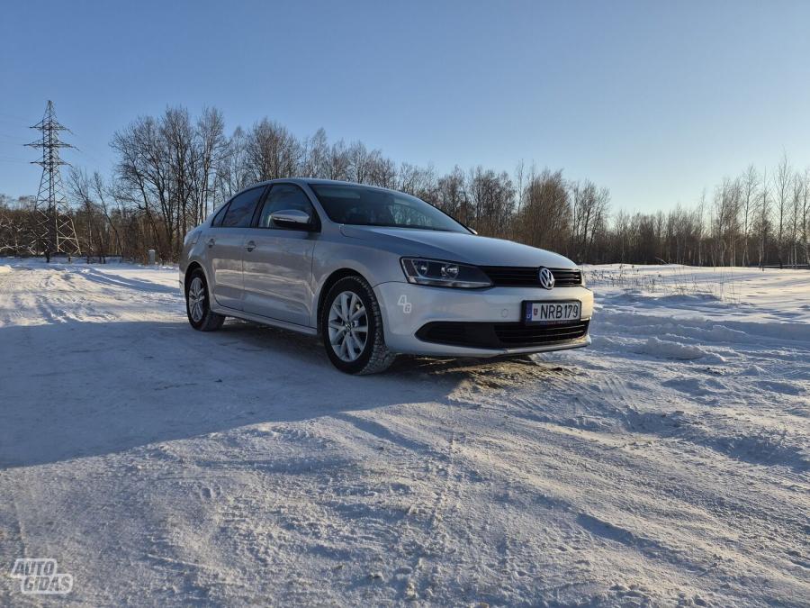 Pelēks Volkswagen Jetta 2012 Kauņa, ar dzinēja tilpumu 1.20 L un nobraukumu 148 tūkst. km par 3700 €, foto 4 vietnē AUTOMOTO.COM.LV