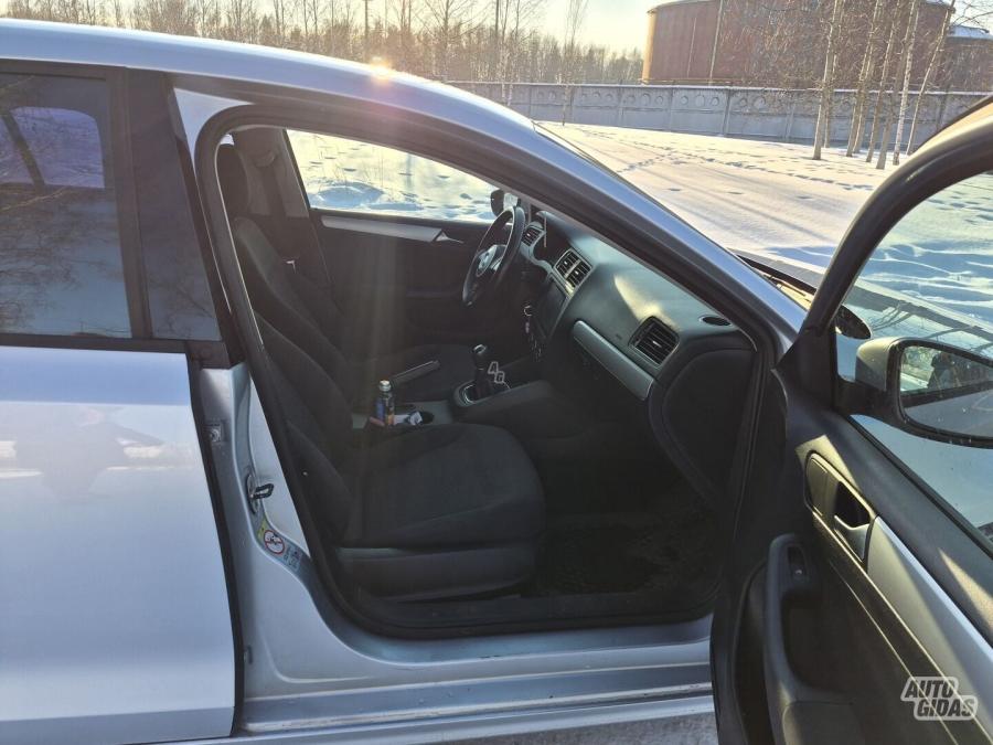 Pelēks Volkswagen Jetta 2012 Kauņa, ar dzinēja tilpumu 1.20 L un nobraukumu 148 tūkst. km par 3700 €, foto 13 vietnē AUTOMOTO.COM.LV