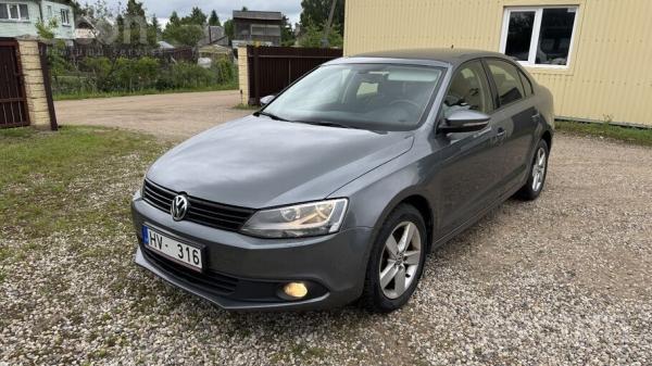 Grey Volkswagen Jetta 2012 in Rezekne, with an engine capacity of 1.60 L and mileage of 264 thousand km for 3450 €, photo 1 on AUTOMOTO.COM.LV