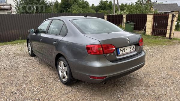 Grey Volkswagen Jetta 2012 in Rezekne, with an engine capacity of 1.60 L and mileage of 264 thousand km for 3450 €, photo 3 on AUTOMOTO.COM.LV