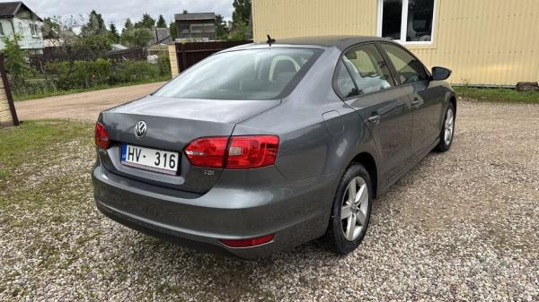 Grey Volkswagen Jetta 2012 in Rezekne, with an engine capacity of 1.60 L and mileage of 264 thousand km for 3450 €, photo 4 on AUTOMOTO.COM.LV