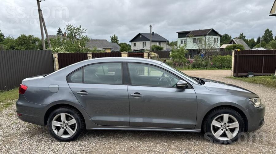 Grey Volkswagen Jetta 2012 in Rezekne, with an engine capacity of 1.60 L and mileage of 264 thousand km for 3450 €, photo 6 on AUTOMOTO.COM.LV