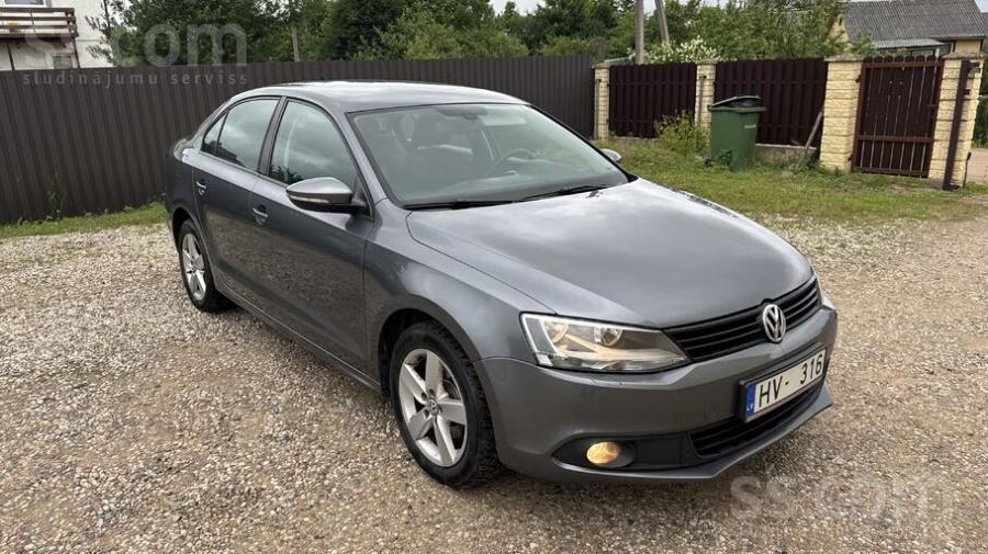 Grey Volkswagen Jetta 2012 in Rezekne, with an engine capacity of 1.60 L and mileage of 264 thousand km for 3450 €, photo 7 on AUTOMOTO.COM.LV