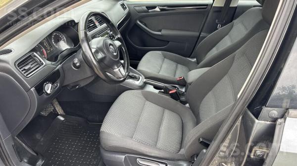 Grey Volkswagen Jetta 2012 in Rezekne, with an engine capacity of 1.60 L and mileage of 264 thousand km for 3450 €, photo 7 on AUTOMOTO.COM.LV