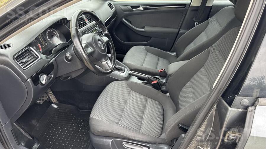 Grey Volkswagen Jetta 2012 in Rezekne, with an engine capacity of 1.60 L and mileage of 264 thousand km for 3450 €, photo 8 on AUTOMOTO.COM.LV