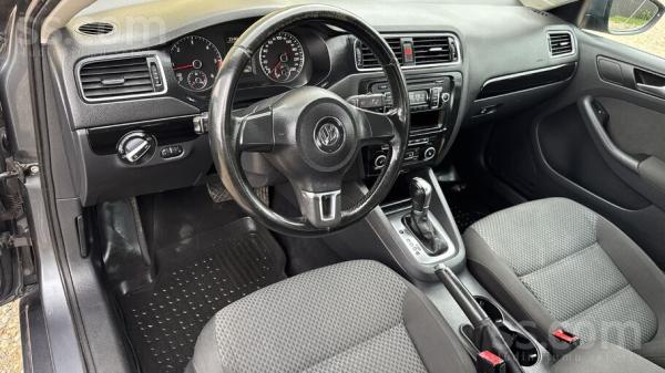 Grey Volkswagen Jetta 2012 in Rezekne, with an engine capacity of 1.60 L and mileage of 264 thousand km for 3450 €, photo 8 on AUTOMOTO.COM.LV