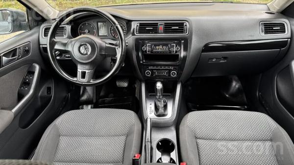 Grey Volkswagen Jetta 2012 in Rezekne, with an engine capacity of 1.60 L and mileage of 264 thousand km for 3450 €, photo 9 on AUTOMOTO.COM.LV