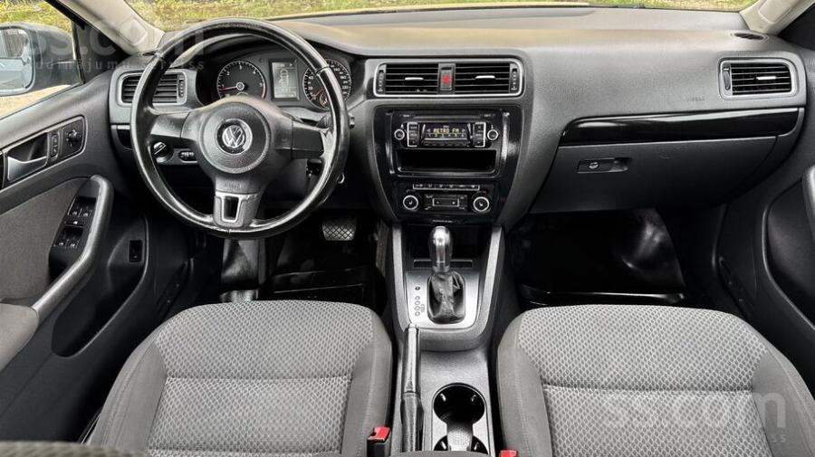 Grey Volkswagen Jetta 2012 in Rezekne, with an engine capacity of 1.60 L and mileage of 264 thousand km for 3450 €, photo 10 on AUTOMOTO.COM.LV
