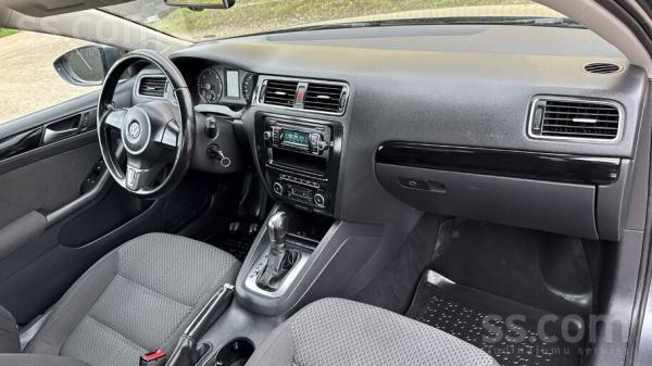Grey Volkswagen Jetta 2012 in Rezekne, with an engine capacity of 1.60 L and mileage of 264 thousand km for 3450 €, photo 10 on AUTOMOTO.COM.LV