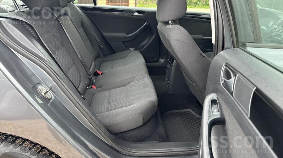 Grey Volkswagen Jetta 2012 in Rezekne, with an engine capacity of 1.60 L and mileage of 264 thousand km for 3450 €, photo 13 on AUTOMOTO.COM.LV
