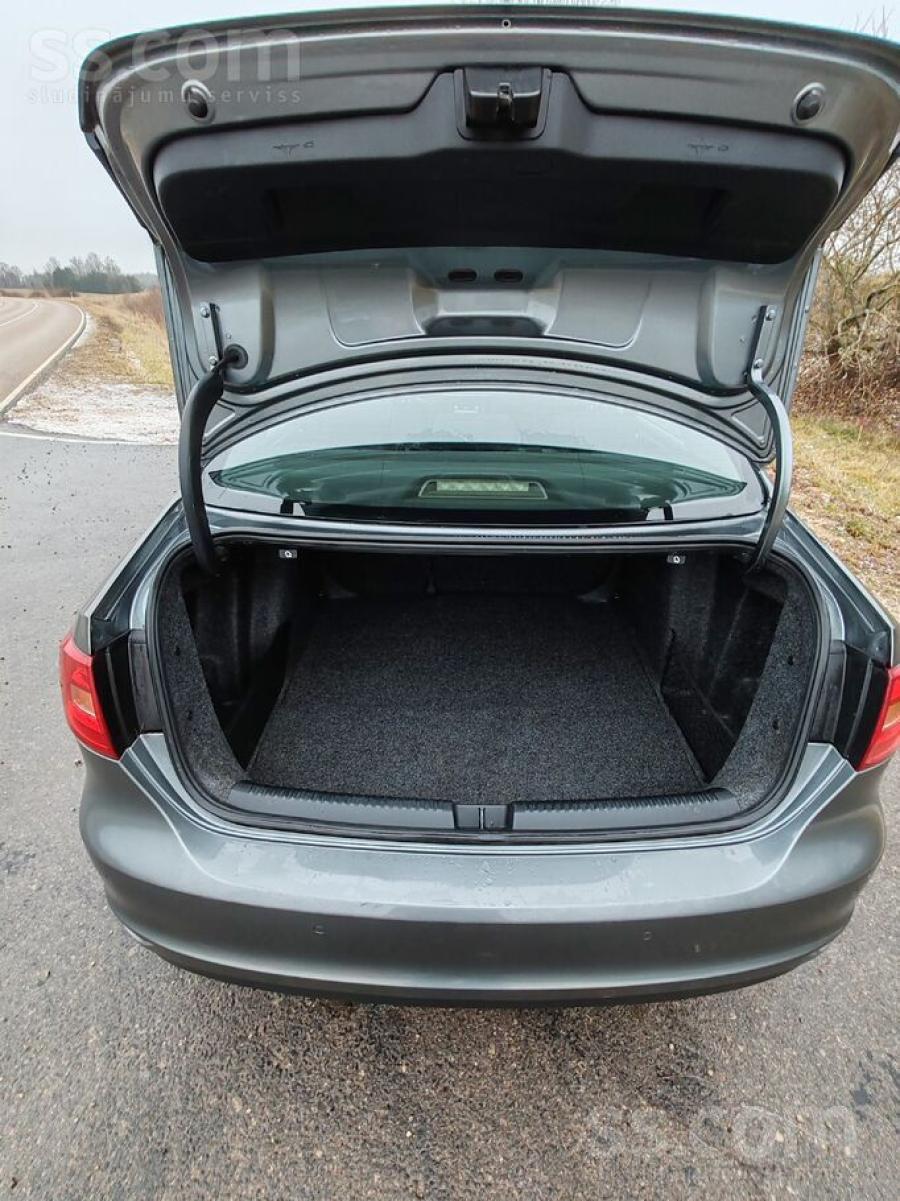 Pelēks Volkswagen Jetta 2012 Ludza, ar dzinēja tilpumu 1.60 L un nobraukumu 311 tūkst. km par 5100 €, foto 6 vietnē AUTOMOTO.COM.LV