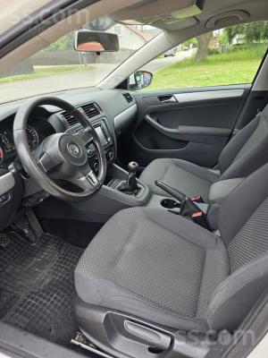 Pelēks Volkswagen Jetta 2012 Ventspils, ar dzinēja tilpumu 1.60 L un nobraukumu 301 tūkst. km par 3700 €, foto 10 vietnē AUTOMOTO.COM.LV
