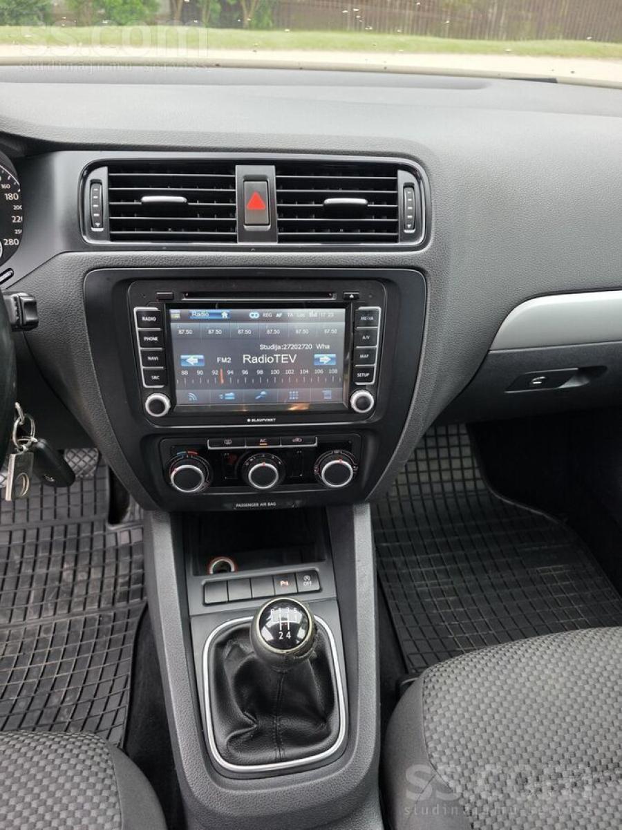 Pelēks Volkswagen Jetta 2012 Ventspils, ar dzinēja tilpumu 1.60 L un nobraukumu 301 tūkst. km par 3700 €, foto 12 vietnē AUTOMOTO.COM.LV