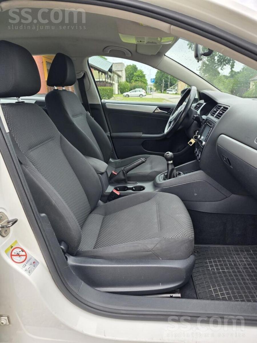 Pelēks Volkswagen Jetta 2012 Ventspils, ar dzinēja tilpumu 1.60 L un nobraukumu 301 tūkst. km par 3700 €, foto 13 vietnē AUTOMOTO.COM.LV