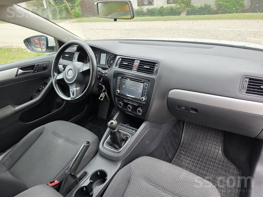 Pelēks Volkswagen Jetta 2012 Ventspils, ar dzinēja tilpumu 1.60 L un nobraukumu 301 tūkst. km par 3700 €, foto 14 vietnē AUTOMOTO.COM.LV