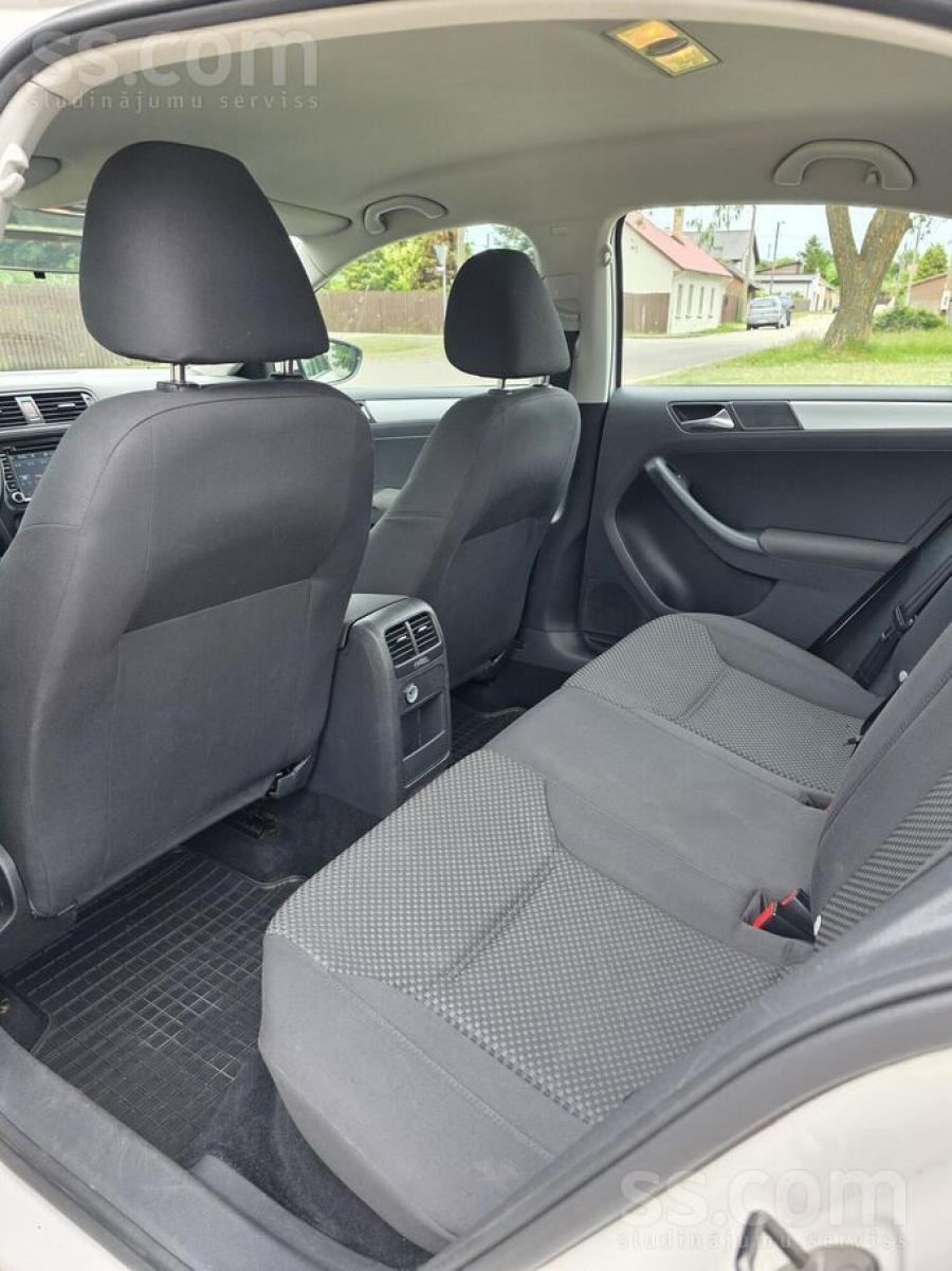 Pelēks Volkswagen Jetta 2012 Ventspils, ar dzinēja tilpumu 1.60 L un nobraukumu 301 tūkst. km par 3700 €, foto 15 vietnē AUTOMOTO.COM.LV