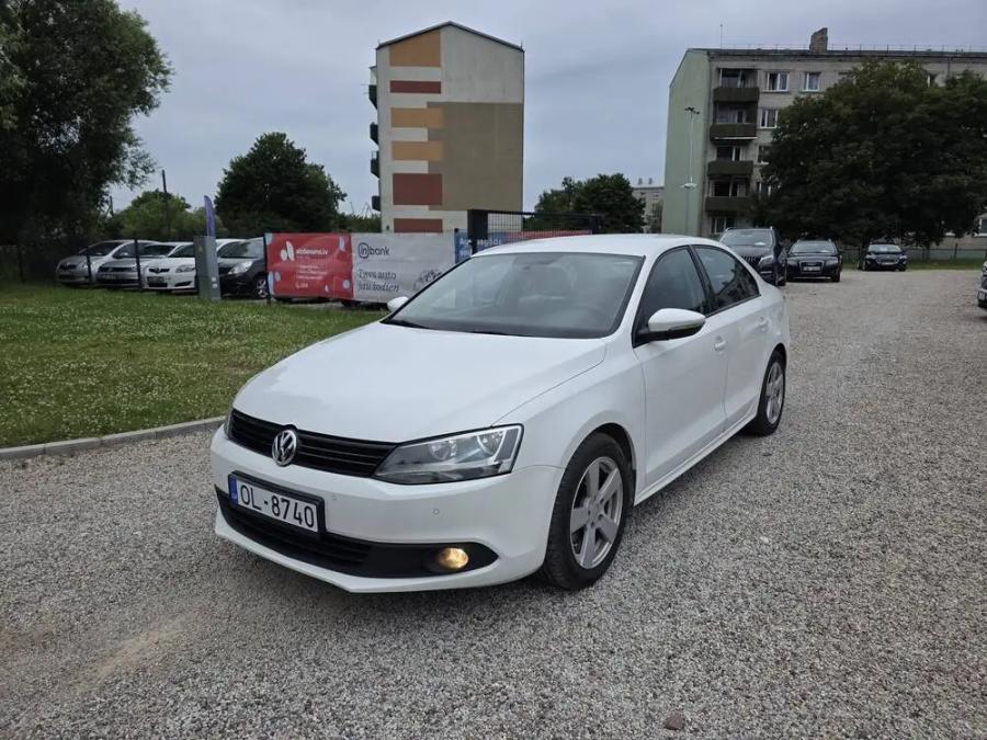 Grey Volkswagen Jetta 2012 in Ventspils, with an engine capacity of 1.60 L and mileage of 301 thousand km for 3700 €, photo 1 on AUTOMOTO.COM.LV