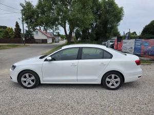 Grey Volkswagen Jetta 2012 in Ventspils, with an engine capacity of 1.60 L and mileage of 301 thousand km for 3700 €, photo 5 on AUTOMOTO.COM.LV