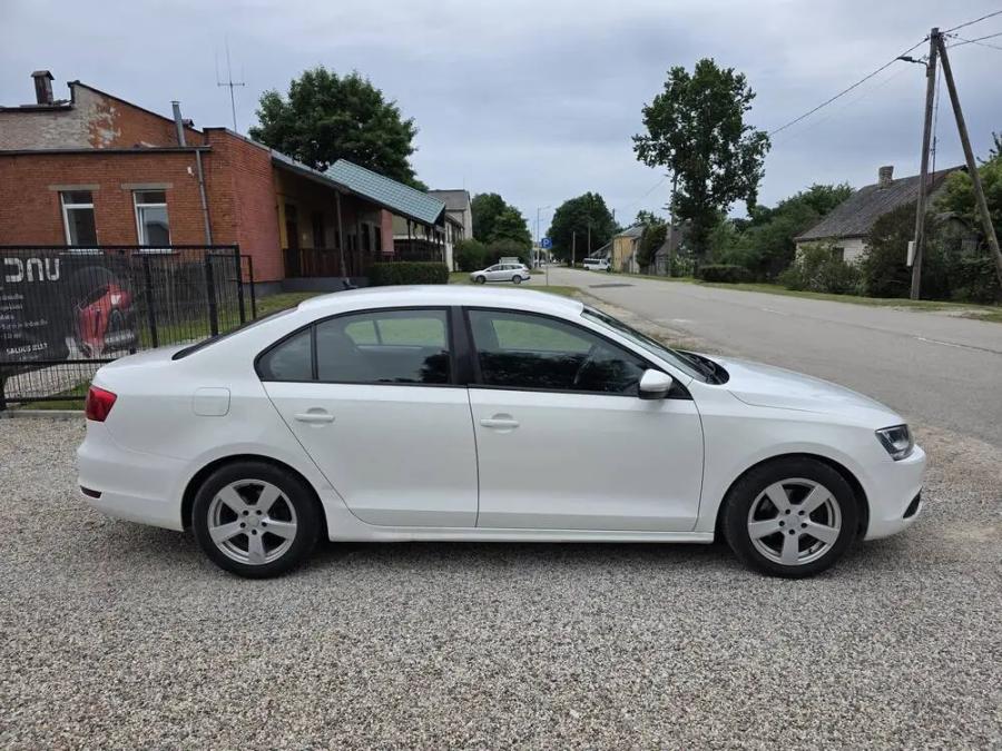 Grey Volkswagen Jetta 2012 in Ventspils, with an engine capacity of 1.60 L and mileage of 301 thousand km for 3700 €, photo 6 on AUTOMOTO.COM.LV