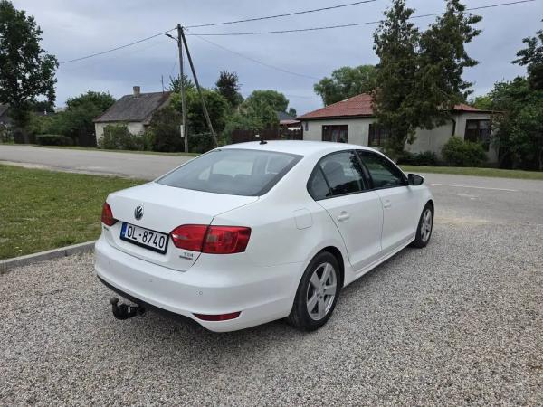 Grey Volkswagen Jetta 2012 in Ventspils, with an engine capacity of 1.60 L and mileage of 301 thousand km for 3700 €, photo 6 on AUTOMOTO.COM.LV