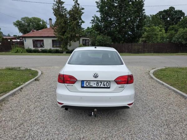 Grey Volkswagen Jetta 2012 in Ventspils, with an engine capacity of 1.60 L and mileage of 301 thousand km for 3700 €, photo 7 on AUTOMOTO.COM.LV