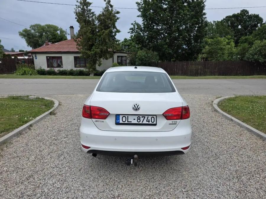 Grey Volkswagen Jetta 2012 in Ventspils, with an engine capacity of 1.60 L and mileage of 301 thousand km for 3700 €, photo 8 on AUTOMOTO.COM.LV