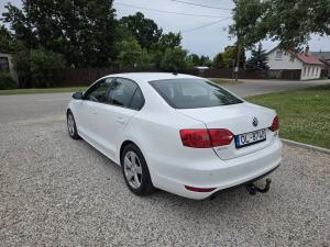 Grey Volkswagen Jetta 2012 in Ventspils, with an engine capacity of 1.60 L and mileage of 301 thousand km for 3700 €, photo 9 on AUTOMOTO.COM.LV
