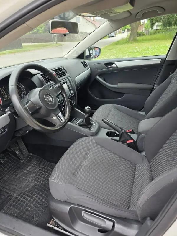 Grey Volkswagen Jetta 2012 in Ventspils, with an engine capacity of 1.60 L and mileage of 301 thousand km for 3700 €, photo 9 on AUTOMOTO.COM.LV