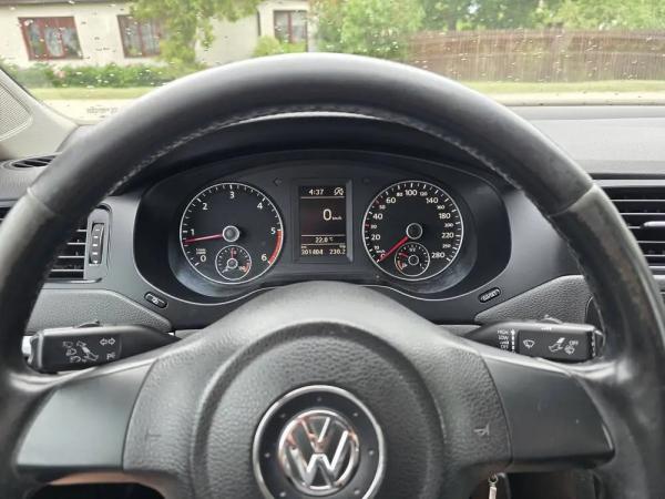 Grey Volkswagen Jetta 2012 in Ventspils, with an engine capacity of 1.60 L and mileage of 301 thousand km for 3700 €, photo 10 on AUTOMOTO.COM.LV