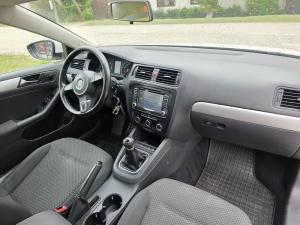 Grey Volkswagen Jetta 2012 in Ventspils, with an engine capacity of 1.60 L and mileage of 301 thousand km for 3700 €, photo 14 on AUTOMOTO.COM.LV