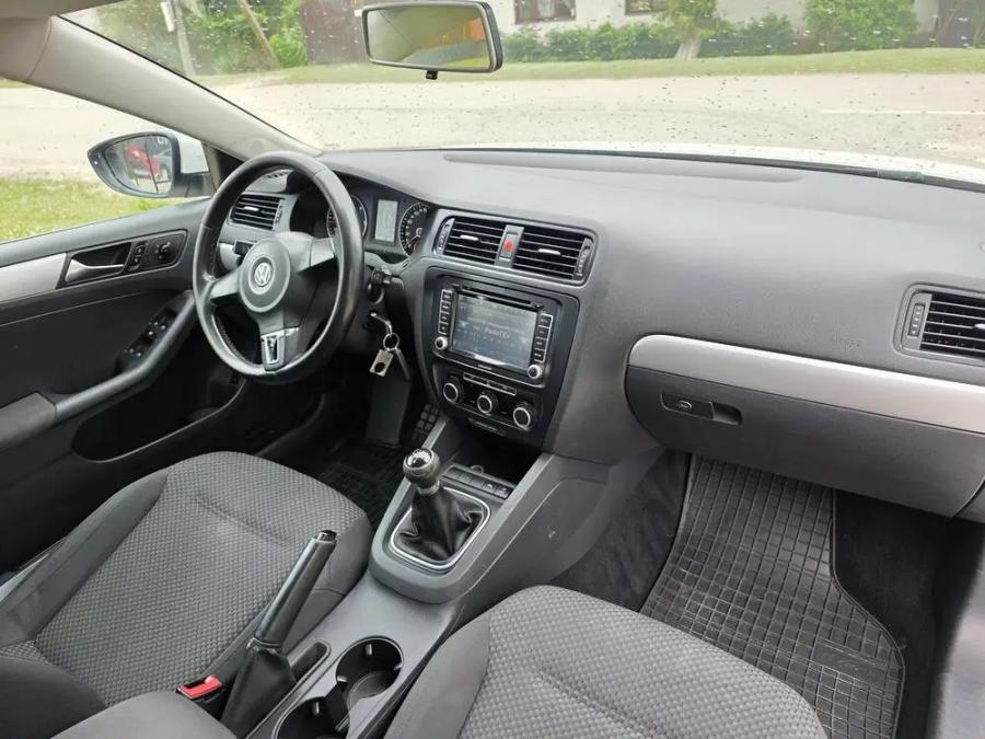 Grey Volkswagen Jetta 2012 in Ventspils, with an engine capacity of 1.60 L and mileage of 301 thousand km for 3700 €, photo 14 on AUTOMOTO.COM.LV
