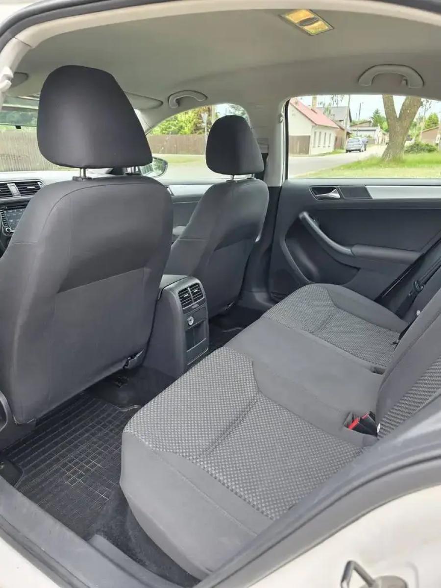 Grey Volkswagen Jetta 2012 in Ventspils, with an engine capacity of 1.60 L and mileage of 301 thousand km for 3700 €, photo 15 on AUTOMOTO.COM.LV
