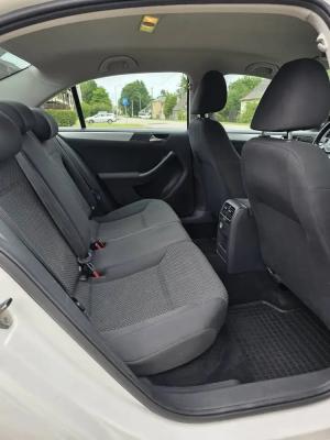 Grey Volkswagen Jetta 2012 in Ventspils, with an engine capacity of 1.60 L and mileage of 301 thousand km for 3700 €, photo 16 on AUTOMOTO.COM.LV