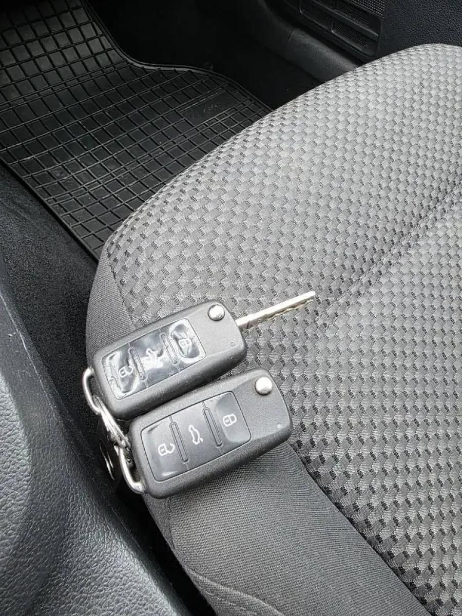 Grey Volkswagen Jetta 2012 in Ventspils, with an engine capacity of 1.60 L and mileage of 301 thousand km for 3700 €, photo 18 on AUTOMOTO.COM.LV