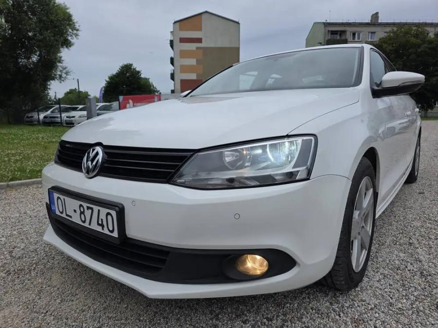 Grey Volkswagen Jetta 2012 in Ventspils, with an engine capacity of 1.60 L and mileage of 301 thousand km for 3700 €, photo 21 on AUTOMOTO.COM.LV