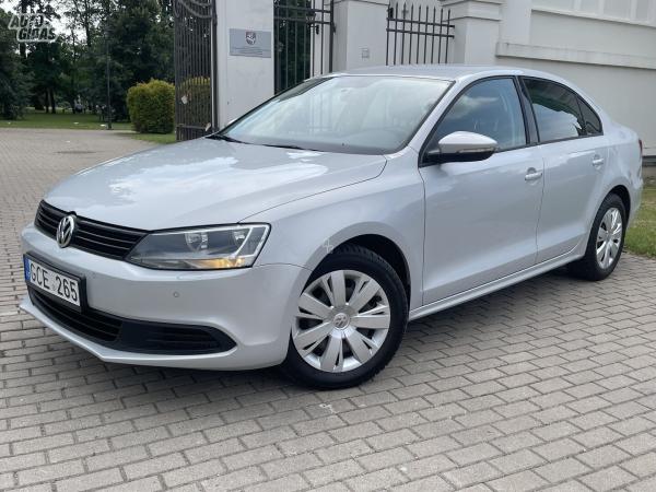 Grey Volkswagen Jetta 2012 in Vilnius, with an engine capacity of 1.60 L and mileage of 200 thousand km for 3700 €, photo 1 on AUTOMOTO.COM.LV