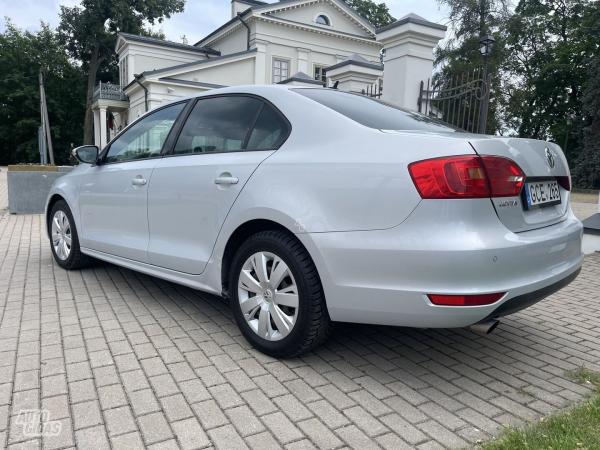 Grey Volkswagen Jetta 2012 in Vilnius, with an engine capacity of 1.60 L and mileage of 200 thousand km for 3700 €, photo 2 on AUTOMOTO.COM.LV