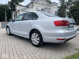 Pelēks Volkswagen Jetta 2012 Viļņa, ar dzinēja tilpumu 1.60 L un nobraukumu 200 tūkst. km par 3700 €, foto 3 vietnē AUTOMOTO.COM.LV