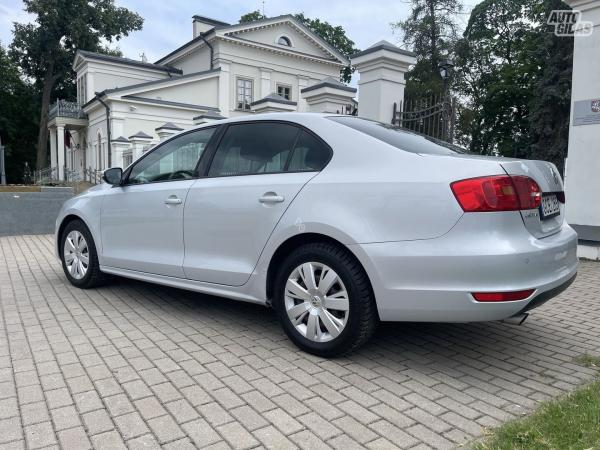Grey Volkswagen Jetta 2012 in Vilnius, with an engine capacity of 1.60 L and mileage of 200 thousand km for 3700 €, photo 3 on AUTOMOTO.COM.LV