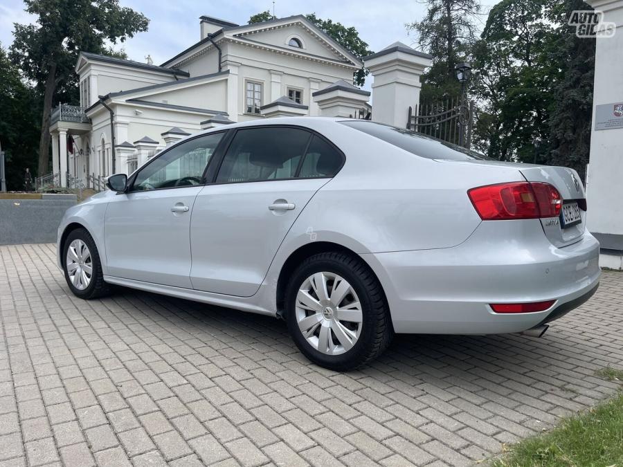 Pelēks Volkswagen Jetta 2012 Viļņa, ar dzinēja tilpumu 1.60 L un nobraukumu 200 tūkst. km par 3700 €, foto 4 vietnē AUTOMOTO.COM.LV