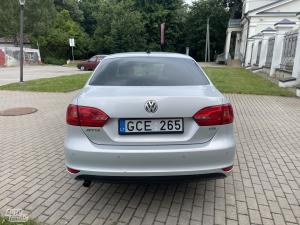 Pelēks Volkswagen Jetta 2012 Viļņa, ar dzinēja tilpumu 1.60 L un nobraukumu 200 tūkst. km par 3700 €, foto 5 vietnē AUTOMOTO.COM.LV