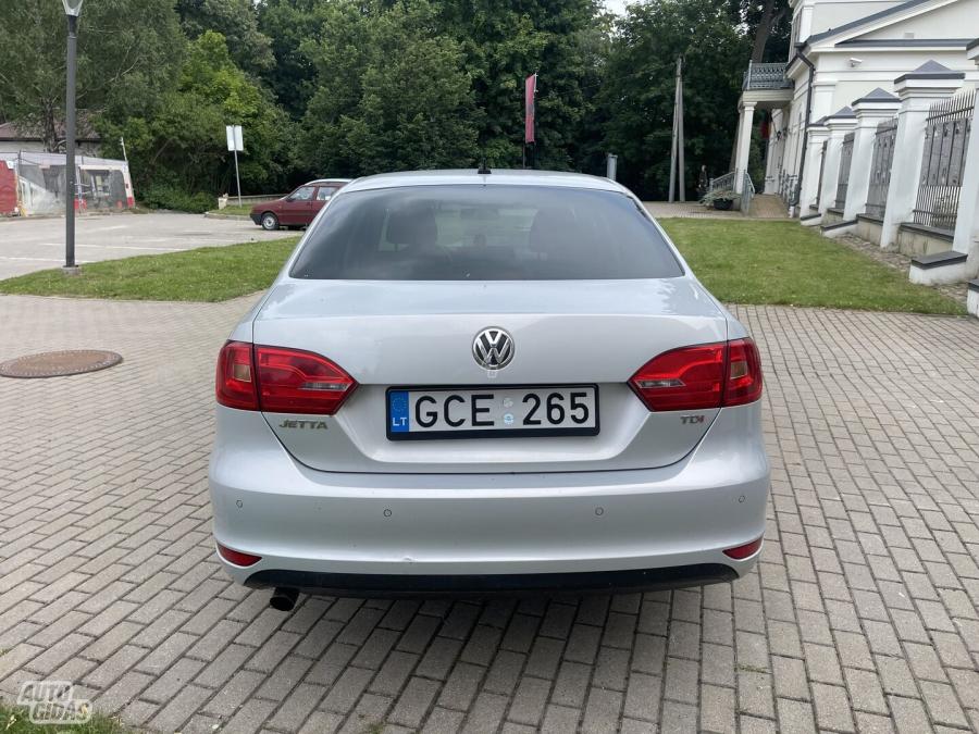 Pelēks Volkswagen Jetta 2012 Viļņa, ar dzinēja tilpumu 1.60 L un nobraukumu 200 tūkst. km par 3700 €, foto 5 vietnē AUTOMOTO.COM.LV