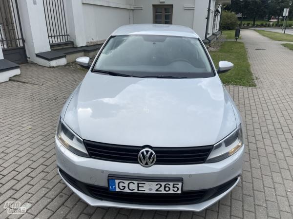 Grey Volkswagen Jetta 2012 in Vilnius, with an engine capacity of 1.60 L and mileage of 200 thousand km for 3700 €, photo 8 on AUTOMOTO.COM.LV
