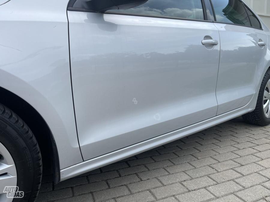 Pelēks Volkswagen Jetta 2012 Viļņa, ar dzinēja tilpumu 1.60 L un nobraukumu 200 tūkst. km par 3700 €, foto 11 vietnē AUTOMOTO.COM.LV