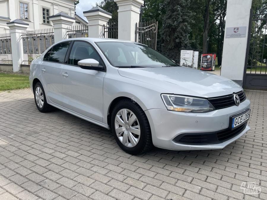 Pelēks Volkswagen Jetta 2012 Viļņa, ar dzinēja tilpumu 1.60 L un nobraukumu 200 tūkst. km par 3700 €, foto 12 vietnē AUTOMOTO.COM.LV
